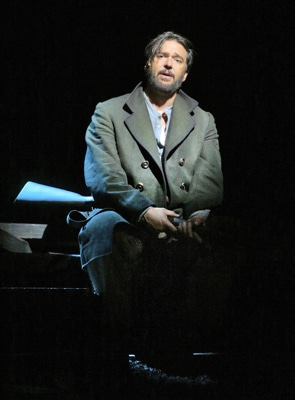 Watch: Tenor does his best singing in the smallest room - Slippedisc