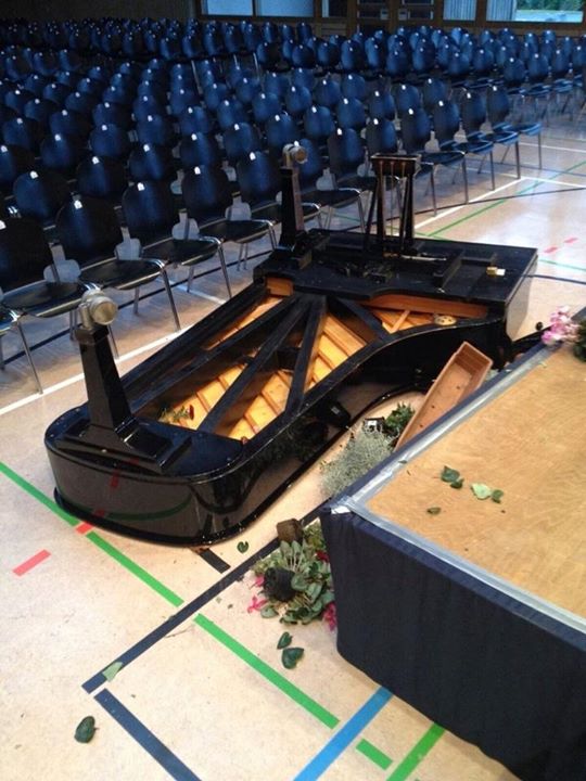 A piano falls apart, 90 mins before concerto - Slippedisc