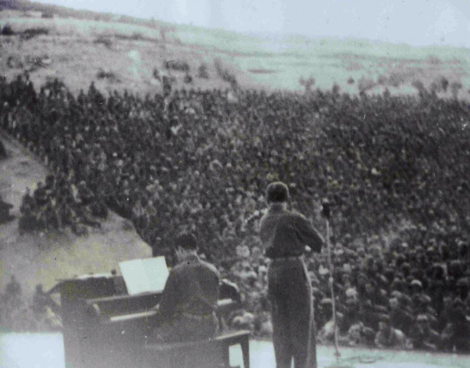 Who's this playing for Heifetz and the troops in 1945? - Slippedisc