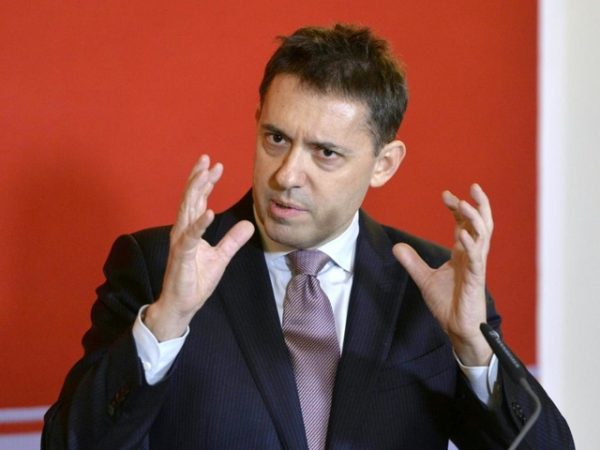 Vienna chief is caught texting during opera - Slippedisc