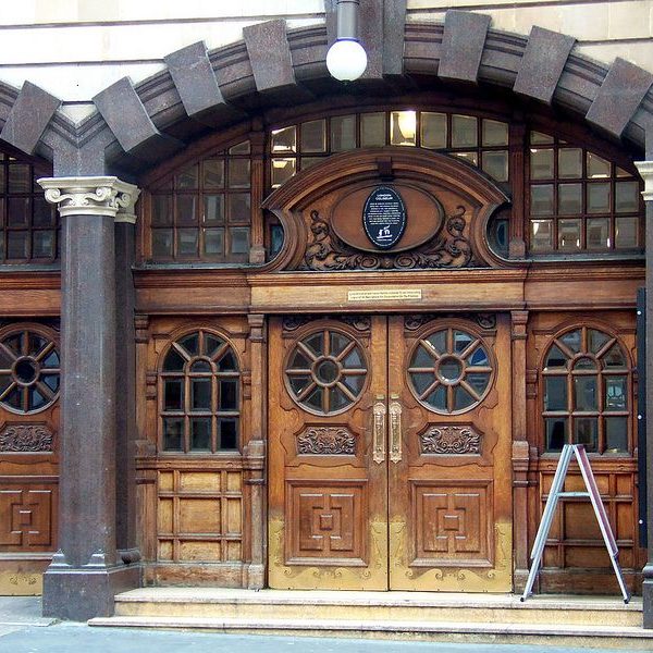 Opera house blames its doors for keeping people out - Slippedisc