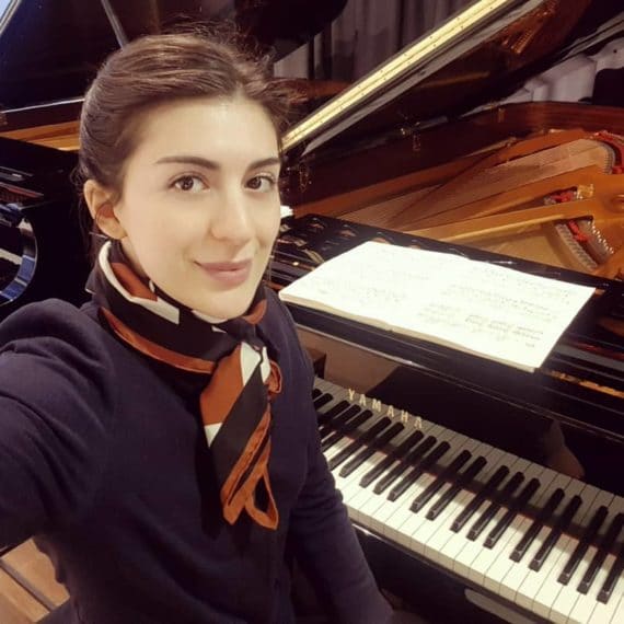 Piano news: Warner signs a Georgian dog lover - Slippedisc