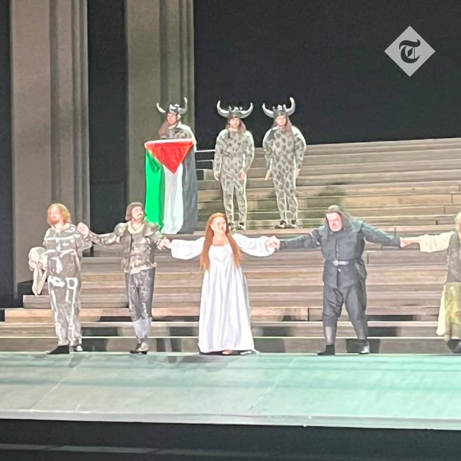 A Palestine flag is waved on Covent Garden stage - Slippedisc